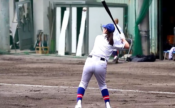 【動画】かっけー!福井県・羽水高校の女子マネはノックも打つ 甲子園でも見たい